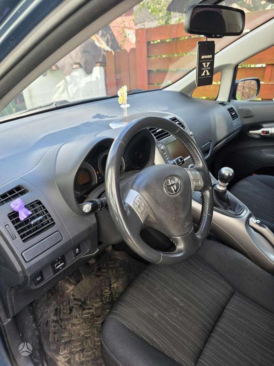 Zils Toyota Auris 2007 Kupiškis, ar dzinēja tilpumu 2.00 L un nobraukumu 237 tūkst. km par 2100 €, foto 17 vietnē AUTOMOTO.COM.LV