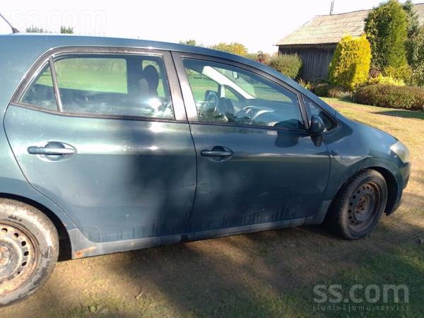 Blue Toyota Auris 2007 in Valka, with an engine capacity of 2.00 L and mileage of 0 thousand km for 1200 €, photo 4 on AUTOMOTO.COM.LV