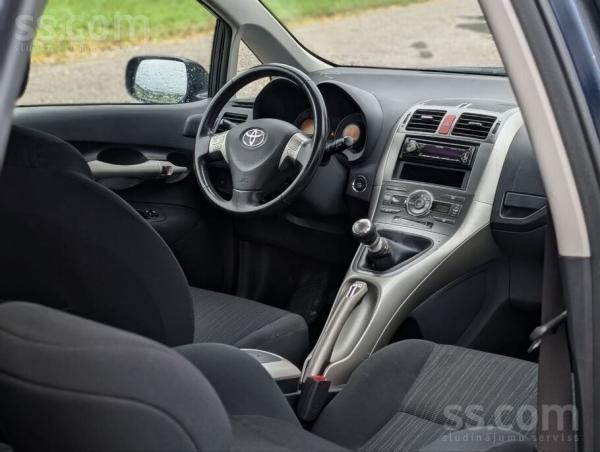 Zils Toyota Auris 2007 Rīga, ar dzinēja tilpumu 2.00 L un nobraukumu 307 tūkst. km par 2700 €, foto 10 vietnē AUTOMOTO.COM.LV