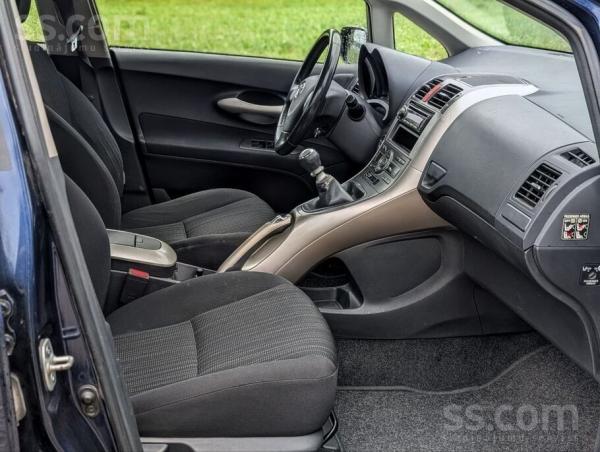 Zils Toyota Auris 2007 Rīga, ar dzinēja tilpumu 2.00 L un nobraukumu 307 tūkst. km par 2700 €, foto 11 vietnē AUTOMOTO.COM.LV