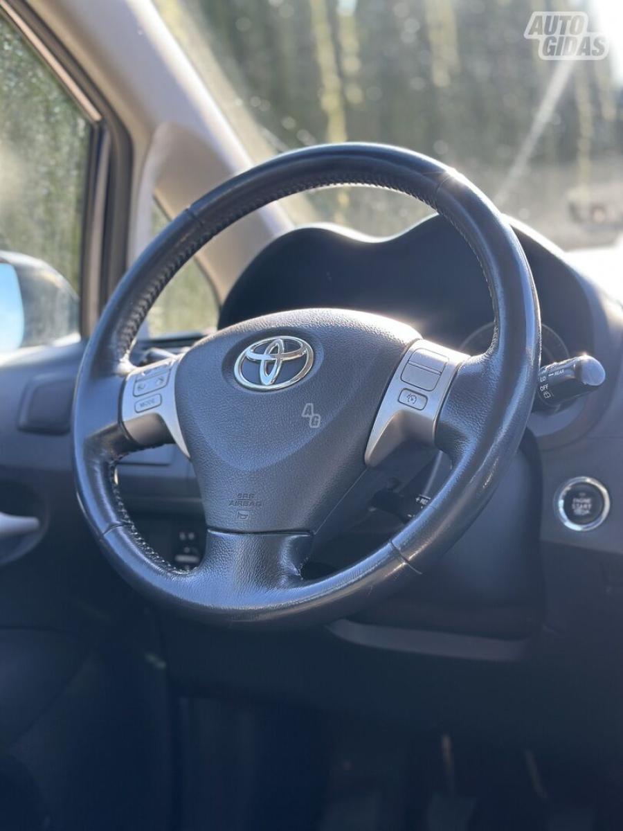 Zils Toyota Auris 2008 Viļņa, ar dzinēja tilpumu 2.00 L un nobraukumu 346 tūkst. km par 2250 €, foto 24 vietnē AUTOMOTO.COM.LV
