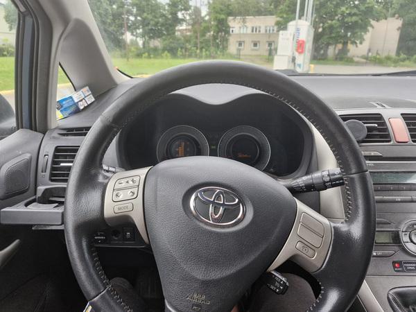 Blue Toyota Auris 2008 in Johvi, with an engine capacity of 2.20 L and mileage of 255 thousand km for 2400 €, photo 5 on AUTOMOTO.COM.LV