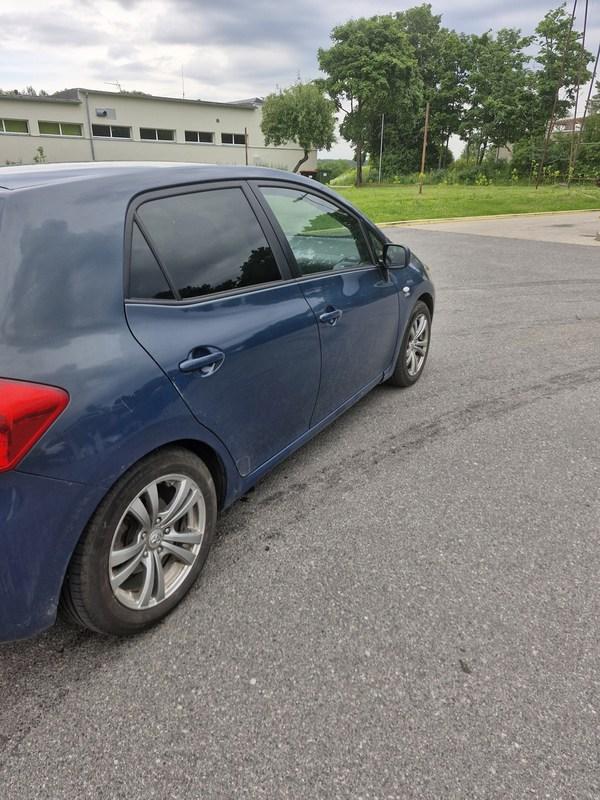Blue Toyota Auris 2008 in Johvi, with an engine capacity of 2.20 L and mileage of 255 thousand km for 2400 €, photo 9 on AUTOMOTO.COM.LV