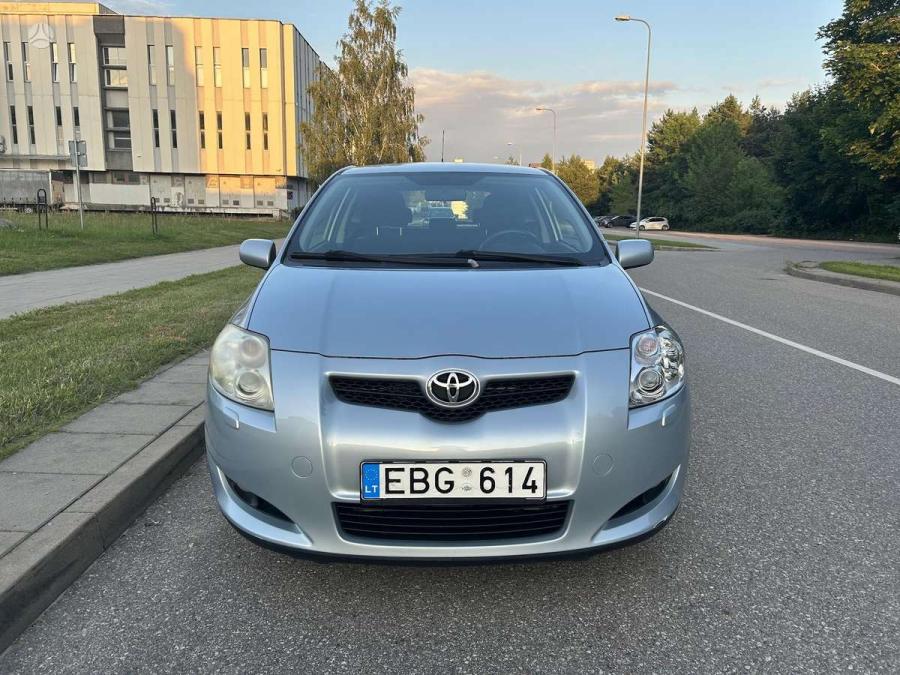 Zils Toyota Auris 2008 Viļņa, ar dzinēja tilpumu 1.60 L un nobraukumu 139 tūkst. km par 2700 €, foto 1 vietnē AUTOMOTO.COM.LV