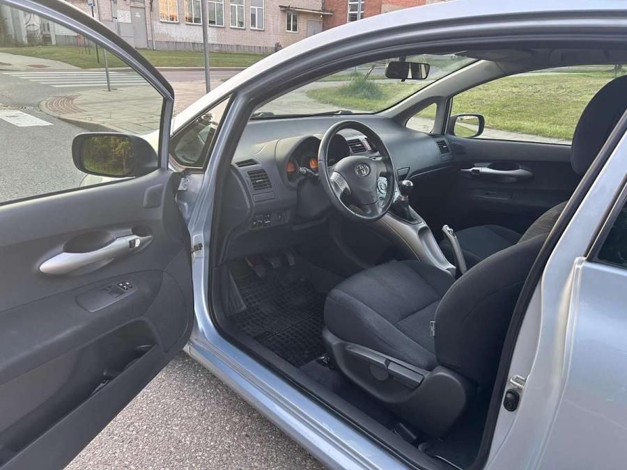 Zils Toyota Auris 2008 Viļņa, ar dzinēja tilpumu 1.60 L un nobraukumu 139 tūkst. km par 2700 €, foto 6 vietnē AUTOMOTO.COM.LV