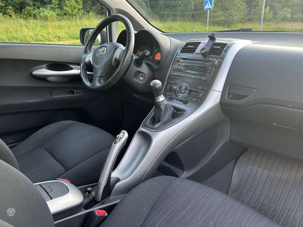 Blue Toyota Auris 2008 in Vilnius, with an engine capacity of 1.60 L and mileage of 139 thousand km for 2700 €, photo 6 on AUTOMOTO.COM.LV
