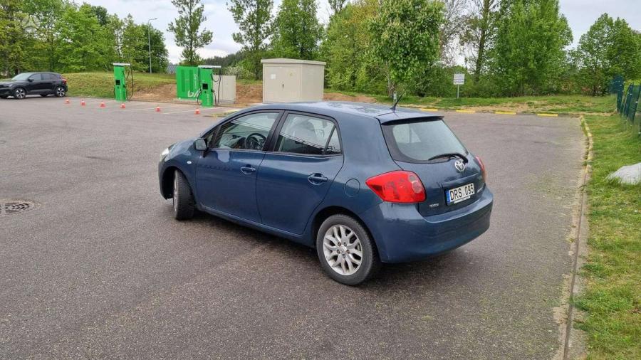 Blue Toyota Auris 2008 in Trakai, with an engine capacity of 1.60 L and mileage of 247 thousand km for 3300 €, photo 4 on AUTOMOTO.COM.LV