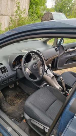 Blue Toyota Auris 2008 in Trakai, with an engine capacity of 1.60 L and mileage of 247 thousand km for 3300 €, photo 10 on AUTOMOTO.COM.LV