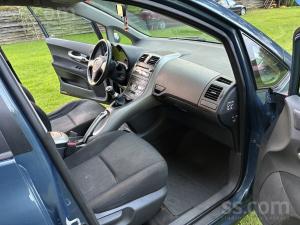 Blue Toyota Auris 2008 in Riga, with an engine capacity of 1.60 L and mileage of 286 thousand km for 2300 €, photo 10 on AUTOMOTO.COM.LV