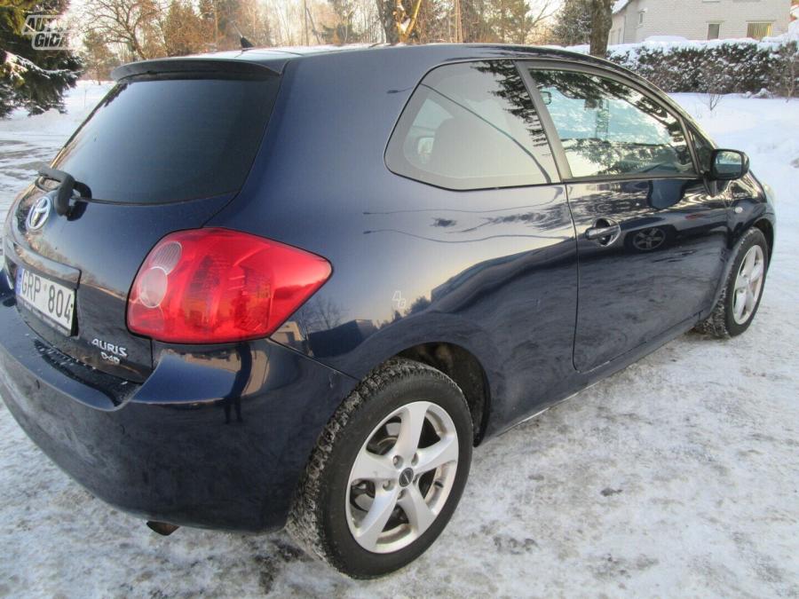 Blue Toyota Auris 2009 in Kelme, with an engine capacity of 2.00 L and mileage of 231 thousand km for 2450 €, photo 4 on AUTOMOTO.COM.LV