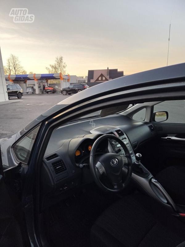 Blue Toyota Auris 2009 in Ukmerge, with an engine capacity of 2.00 L and mileage of 203 thousand km for 2850 €, photo 6 on AUTOMOTO.COM.LV