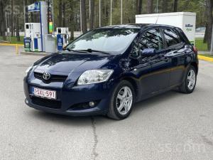 Blue Toyota Auris 2009 in Riga, with an engine capacity of 2.00 L and mileage of 291 thousand km for 2100 €, photo 5 on AUTOMOTO.COM.LV
