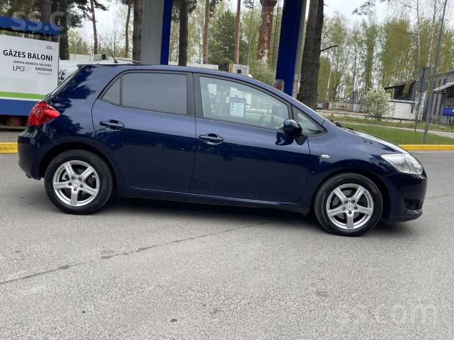 Blue Toyota Auris 2009 in Riga, with an engine capacity of 2.00 L and mileage of 291 thousand km for 2100 €, photo 11 on AUTOMOTO.COM.LV