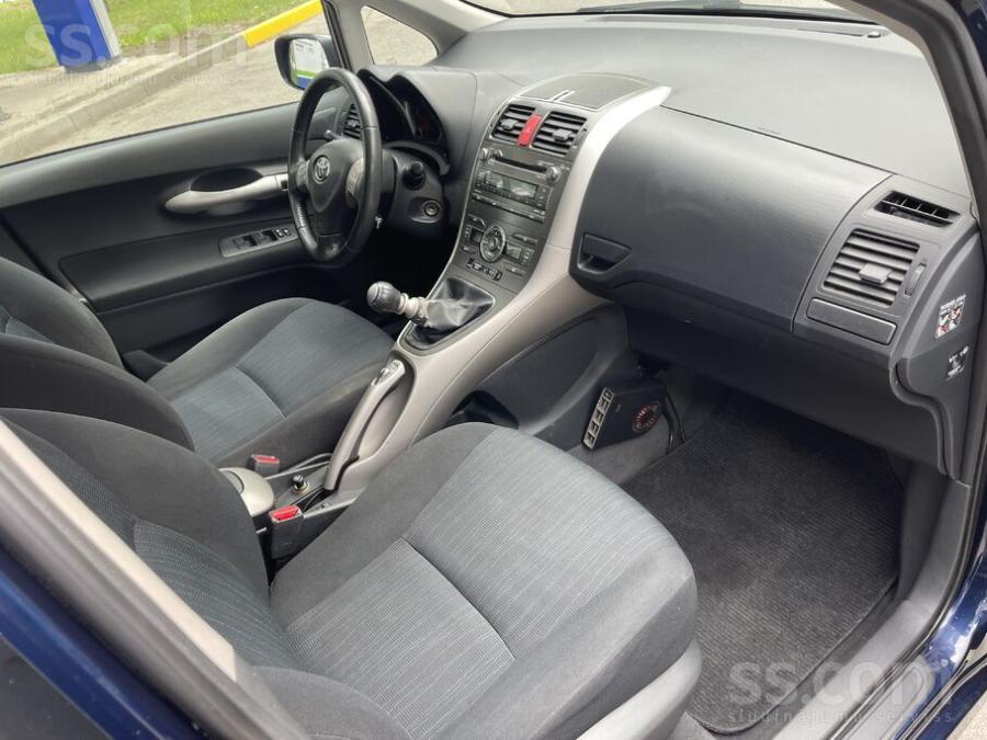 Blue Toyota Auris 2009 in Riga, with an engine capacity of 2.00 L and mileage of 291 thousand km for 2100 €, photo 13 on AUTOMOTO.COM.LV