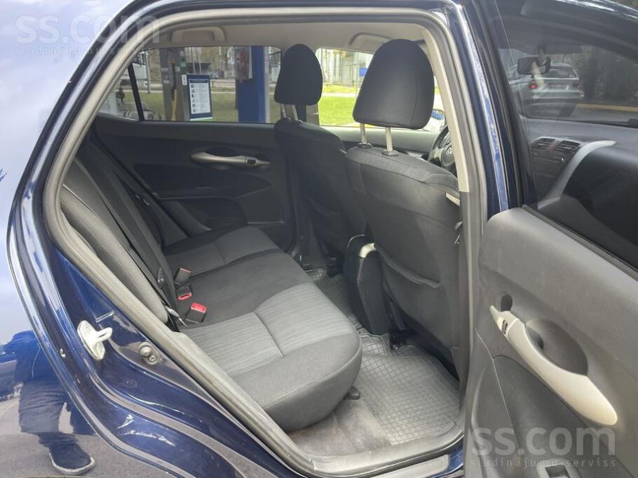 Blue Toyota Auris 2009 in Riga, with an engine capacity of 2.00 L and mileage of 291 thousand km for 2100 €, photo 14 on AUTOMOTO.COM.LV