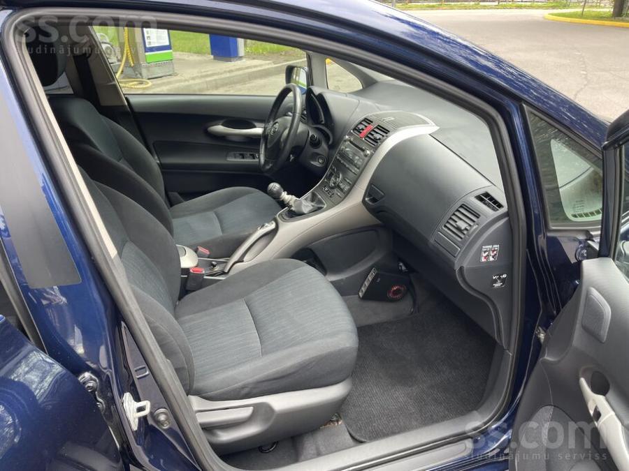 Blue Toyota Auris 2009 in Riga, with an engine capacity of 2.00 L and mileage of 291 thousand km for 2100 €, photo 15 on AUTOMOTO.COM.LV