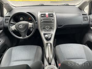 Blue Toyota Auris 2009 in Riga, with an engine capacity of 2.00 L and mileage of 291 thousand km for 2100 €, photo 18 on AUTOMOTO.COM.LV