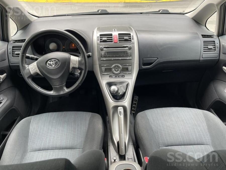 Blue Toyota Auris 2009 in Riga, with an engine capacity of 2.00 L and mileage of 291 thousand km for 2100 €, photo 18 on AUTOMOTO.COM.LV
