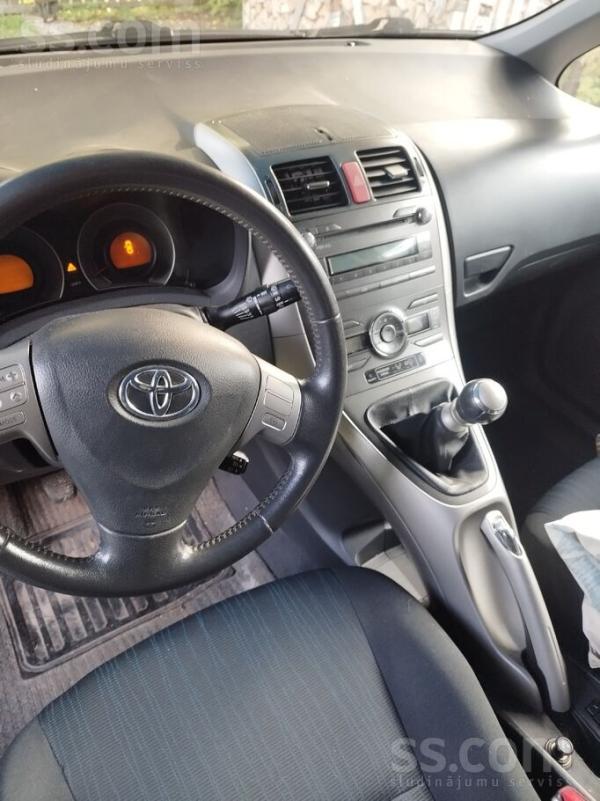 Zils Toyota Auris 2009 Rīga, ar dzinēja tilpumu 2.00 L un nobraukumu 310 tūkst. km par 2210 €, foto 3 vietnē AUTOMOTO.COM.LV