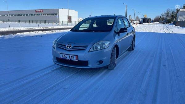 Zils Toyota Auris 2010 Marijampole, ar dzinēja tilpumu 1.40 L un nobraukumu 170 tūkst. km par 3300 €, foto 2 vietnē AUTOMOTO.COM.LV