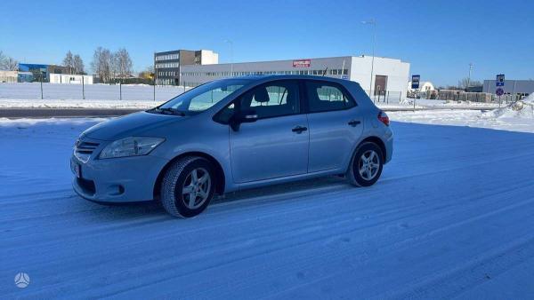 Zils Toyota Auris 2010 Marijampole, ar dzinēja tilpumu 1.40 L un nobraukumu 170 tūkst. km par 3300 €, foto 3 vietnē AUTOMOTO.COM.LV