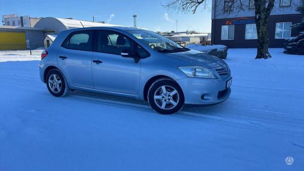 Zils Toyota Auris 2010 Marijampole, ar dzinēja tilpumu 1.40 L un nobraukumu 170 tūkst. km par 3300 €, foto 5 vietnē AUTOMOTO.COM.LV