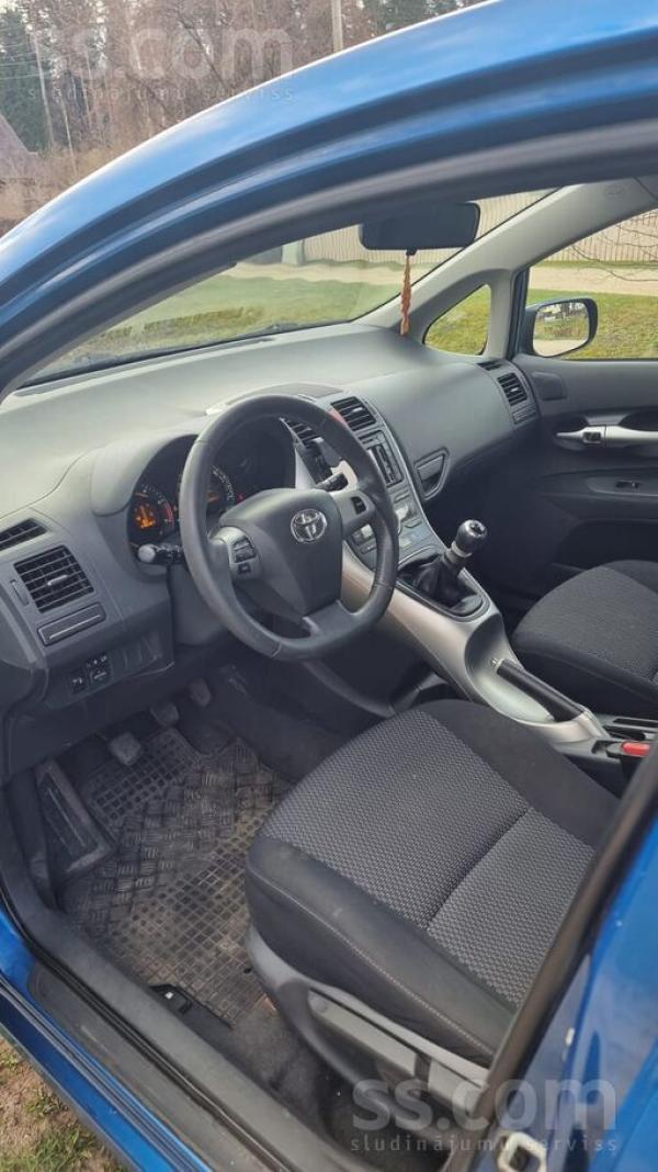 Blue Toyota Auris 2010 in Riga, with an engine capacity of 1.40 L and mileage of 155 thousand km for 3250 €, photo 7 on AUTOMOTO.COM.LV
