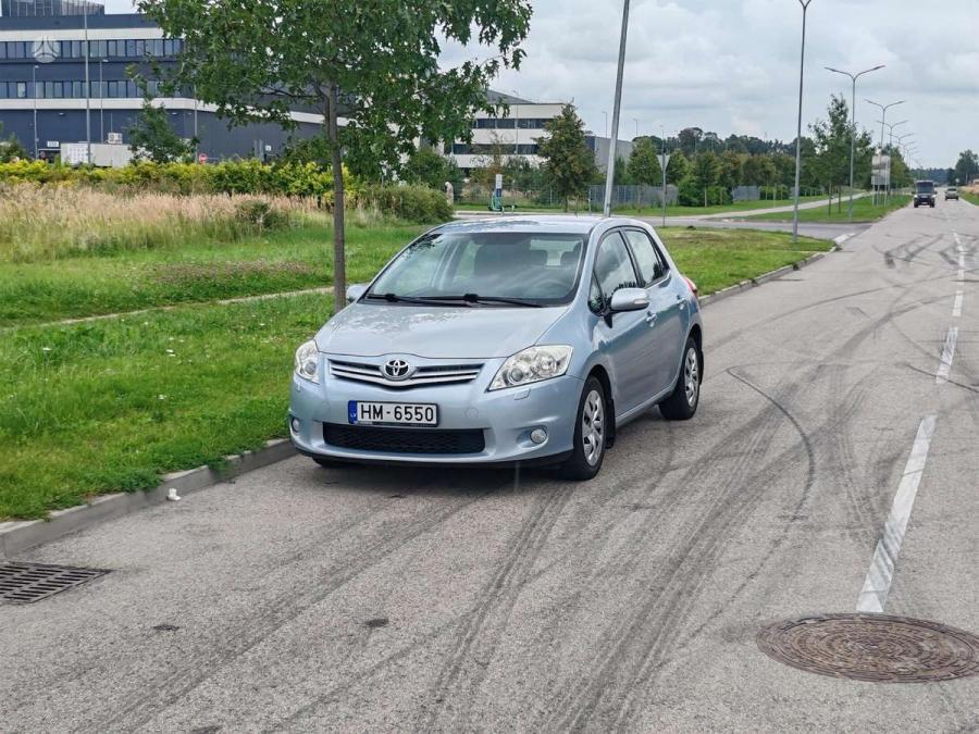 Blue Toyota Auris 2010 in Riga, with an engine capacity of 1.60 L and mileage of 116 thousand km for 5200 €, photo 3 on AUTOMOTO.COM.LV