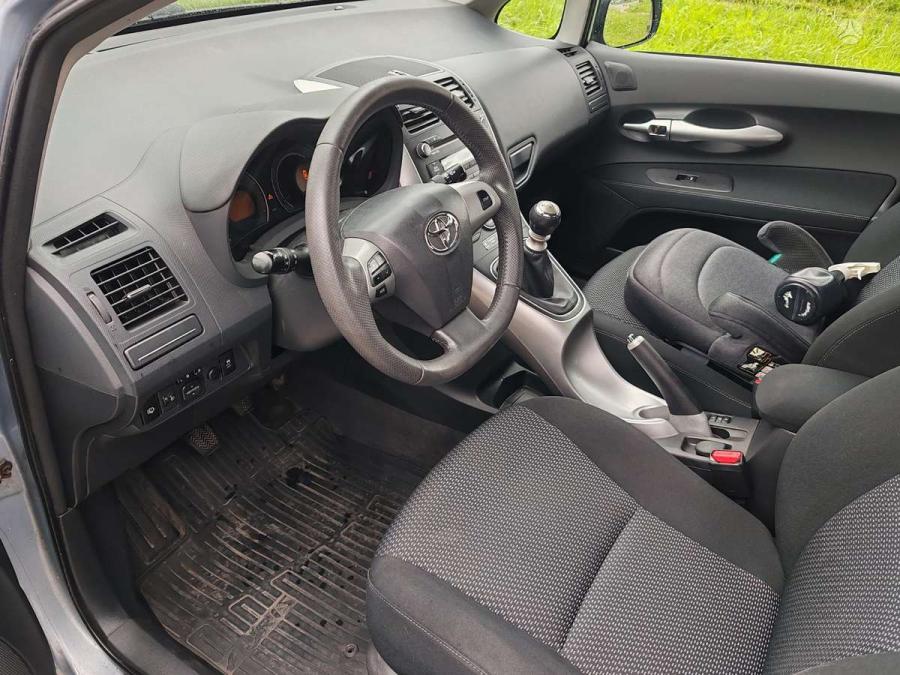 Blue Toyota Auris 2010 in Riga, with an engine capacity of 1.60 L and mileage of 116 thousand km for 5200 €, photo 7 on AUTOMOTO.COM.LV