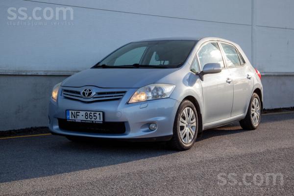 Blue Toyota Auris 2010 in Valmiera, with an engine capacity of 1.40 L and mileage of 285 thousand km for 3290 €, photo 1 on AUTOMOTO.COM.LV