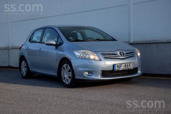 Blue Toyota Auris 2010 in Valmiera, with an engine capacity of 1.40 L and mileage of 285 thousand km for 3290 €, photo 3 on AUTOMOTO.COM.LV