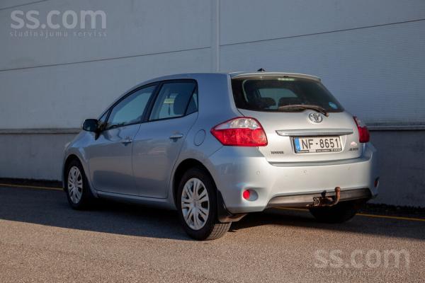 Blue Toyota Auris 2010 in Valmiera, with an engine capacity of 1.40 L and mileage of 285 thousand km for 3290 €, photo 5 on AUTOMOTO.COM.LV