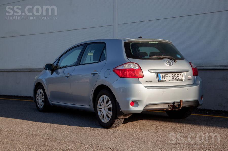 Zils Toyota Auris 2010 Valmiera, ar dzinēja tilpumu 1.40 L un nobraukumu 285 tūkst. km par 3290 €, foto 5 vietnē AUTOMOTO.COM.LV