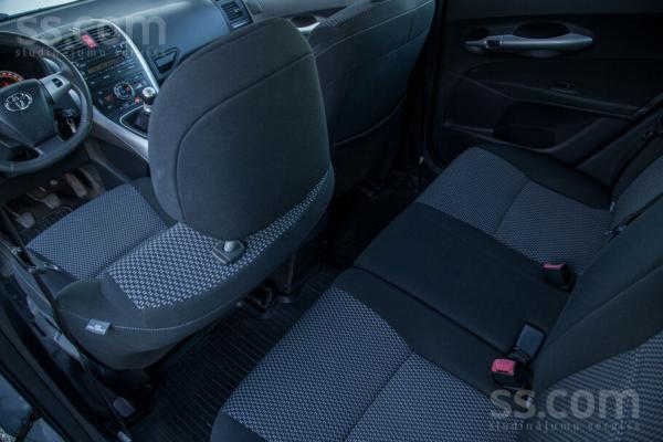 Blue Toyota Auris 2010 in Valmiera, with an engine capacity of 1.40 L and mileage of 285 thousand km for 3290 €, photo 9 on AUTOMOTO.COM.LV