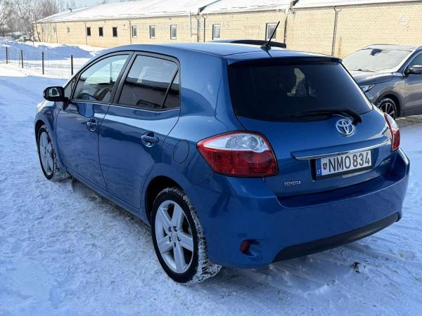 Blue Toyota Auris 2011 in Vilnius, with an engine capacity of 2.00 L and mileage of 148 thousand km for 3700 €, photo 2 on AUTOMOTO.COM.LV
