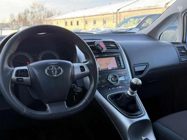 Blue Toyota Auris 2011 in Vilnius, with an engine capacity of 2.00 L and mileage of 148 thousand km for 3700 €, photo 6 on AUTOMOTO.COM.LV