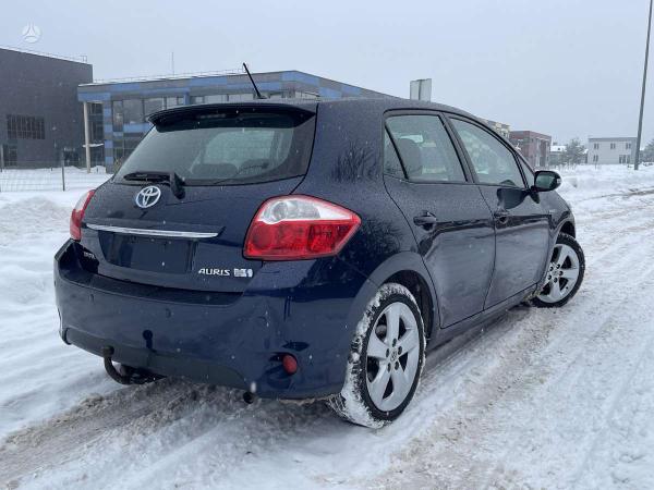 Blue Toyota Auris 2011 in Vilnius, with an engine capacity of 1.80 L and mileage of 261 thousand km for 5900 €, photo 4 on AUTOMOTO.COM.LV