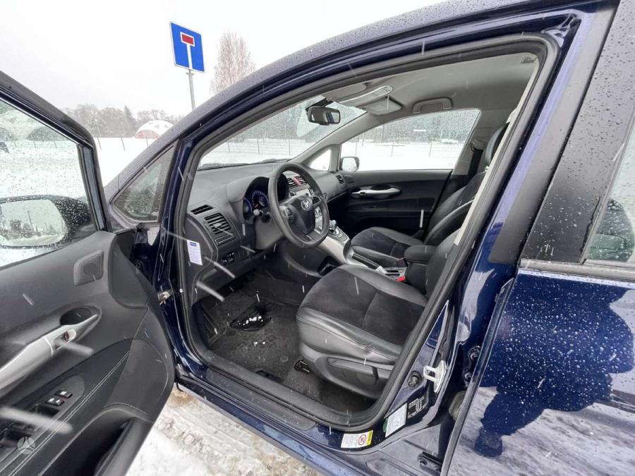Blue Toyota Auris 2011 in Vilnius, with an engine capacity of 1.80 L and mileage of 261 thousand km for 5900 €, photo 19 on AUTOMOTO.COM.LV