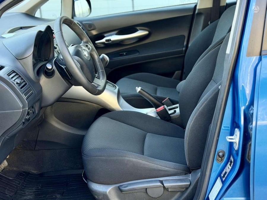 Blue Toyota Auris 2011 in Vilnius, with an engine capacity of 1.60 L and mileage of 128 thousand km for 5250 €, photo 13 on AUTOMOTO.COM.LV