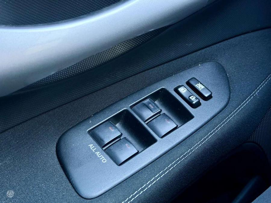 Blue Toyota Auris 2011 in Vilnius, with an engine capacity of 1.60 L and mileage of 128 thousand km for 5250 €, photo 24 on AUTOMOTO.COM.LV