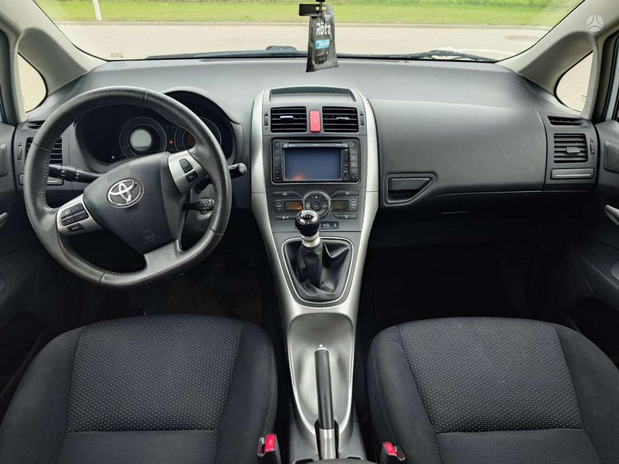 Blue Toyota Auris 2011 in Taurage, with an engine capacity of 2.00 L and mileage of 247 thousand km for 5000 €, photo 10 on AUTOMOTO.COM.LV