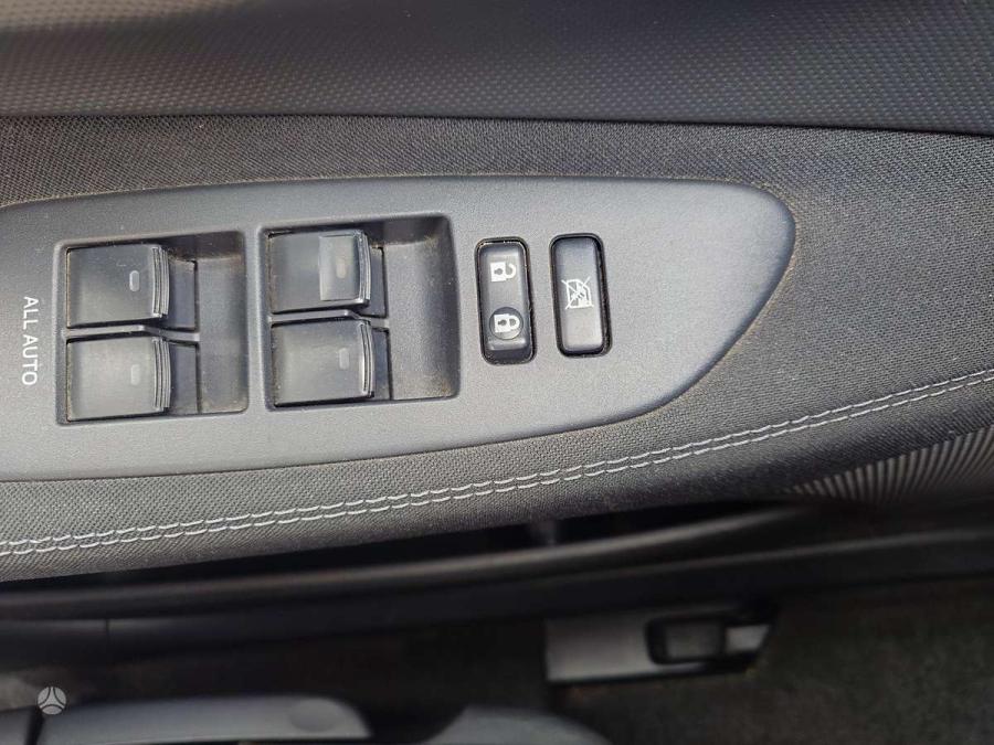 Blue Toyota Auris 2011 in Taurage, with an engine capacity of 2.00 L and mileage of 247 thousand km for 5000 €, photo 16 on AUTOMOTO.COM.LV