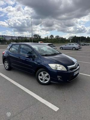 Zils Toyota Auris 2011 Viļņa, ar dzinēja tilpumu 1.80 L un nobraukumu 221 tūkst. km par 6450 €, foto  vietnē AUTOMOTO.COM.LV