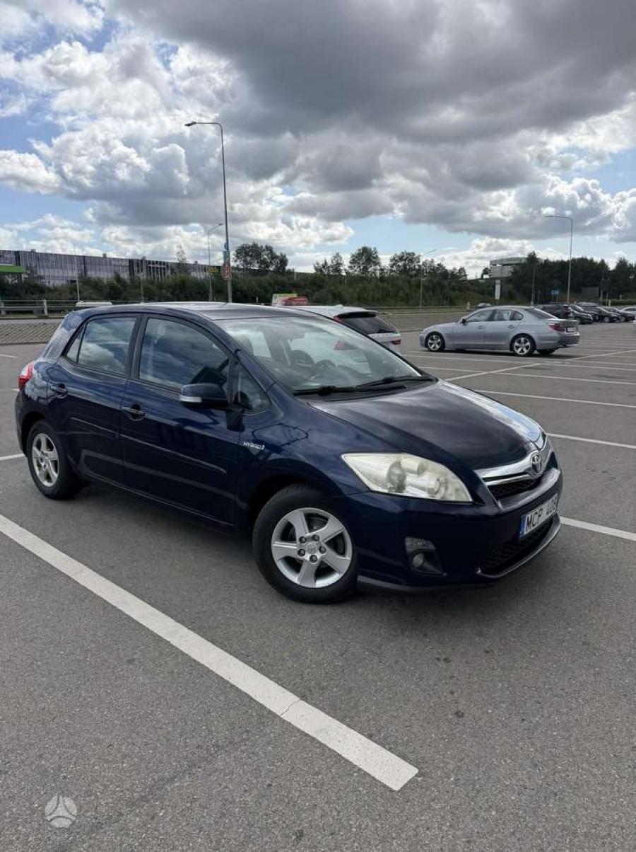 Zils Toyota Auris 2011 Viļņa, ar dzinēja tilpumu 1.80 L un nobraukumu 221 tūkst. km par 6450 €, foto 1 vietnē AUTOMOTO.COM.LV