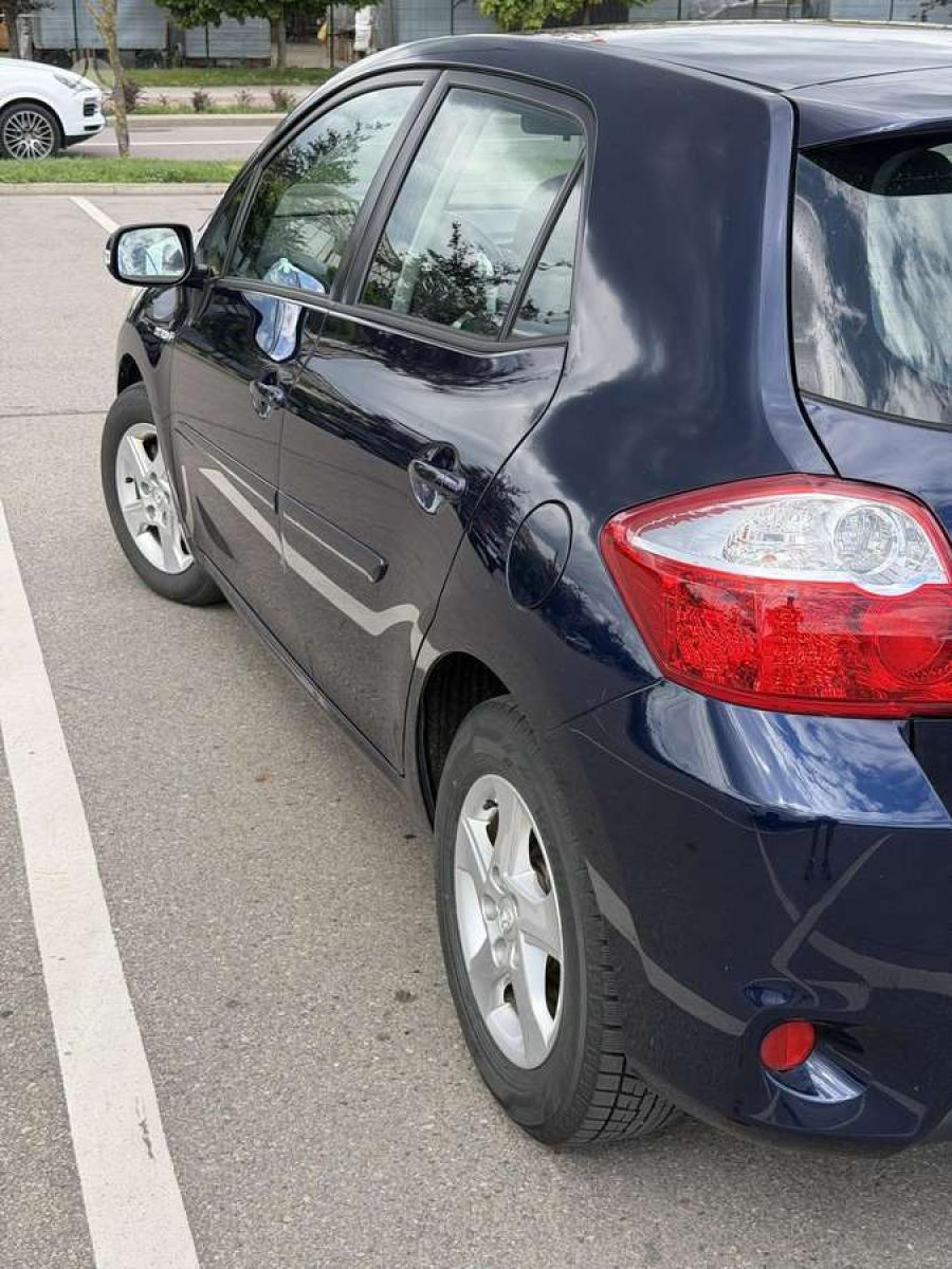 Zils Toyota Auris 2011 Viļņa, ar dzinēja tilpumu 1.80 L un nobraukumu 221 tūkst. km par 6450 €, foto 5 vietnē AUTOMOTO.COM.LV