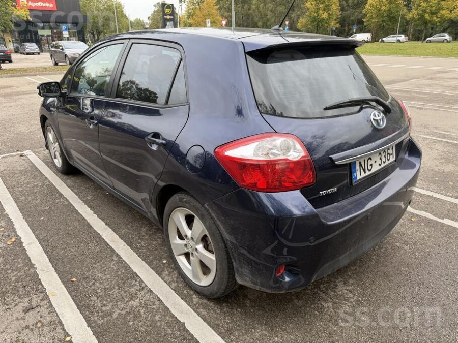 Blue Toyota Auris 2011 in Riga, with an engine capacity of 1.80 L and mileage of 247 thousand km for 6290 €, photo 3 on AUTOMOTO.COM.LV