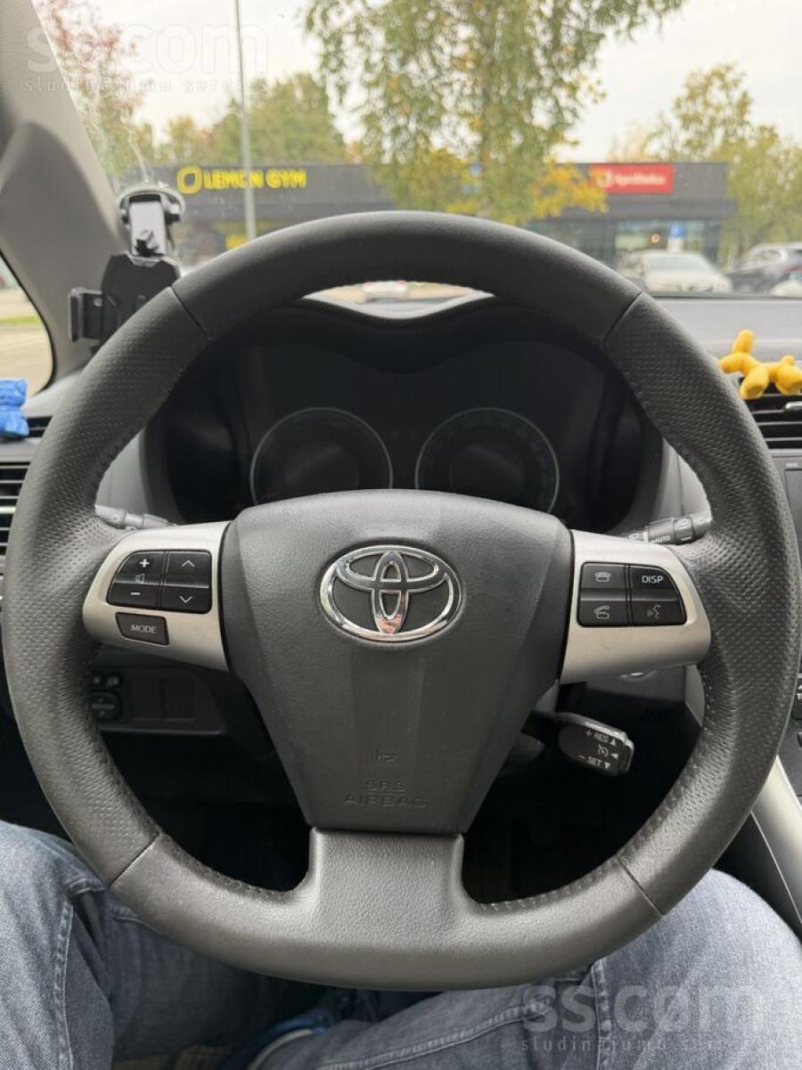 Blue Toyota Auris 2011 in Riga, with an engine capacity of 1.80 L and mileage of 247 thousand km for 6290 €, photo 8 on AUTOMOTO.COM.LV