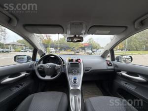 Blue Toyota Auris 2011 in Riga, with an engine capacity of 1.80 L and mileage of 247 thousand km for 6290 €, photo 10 on AUTOMOTO.COM.LV