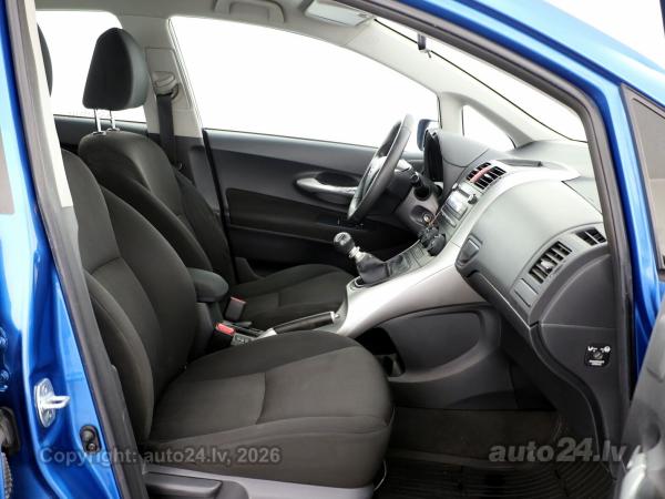 Blue Toyota Auris 2012 in Tallinn, with an engine capacity of 1.60 L and mileage of 258 thousand km for 2499 €, photo 7 on AUTOMOTO.COM.LV