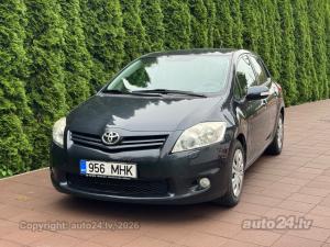 Zils Toyota Auris 2012 Tallina, ar dzinēja tilpumu 1.60 L un nobraukumu 230 tūkst. km par 3900 €, foto  vietnē AUTOMOTO.COM.LV